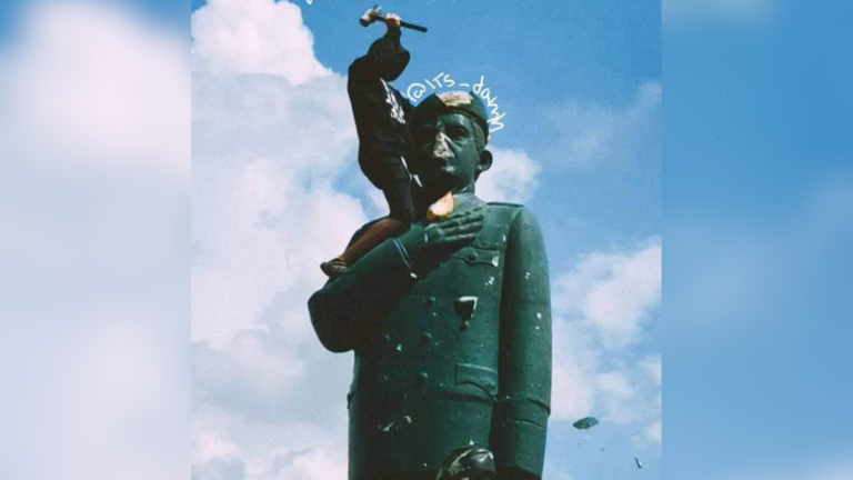 Los manifestantes destruyen las estatuas de Hugo Chávez